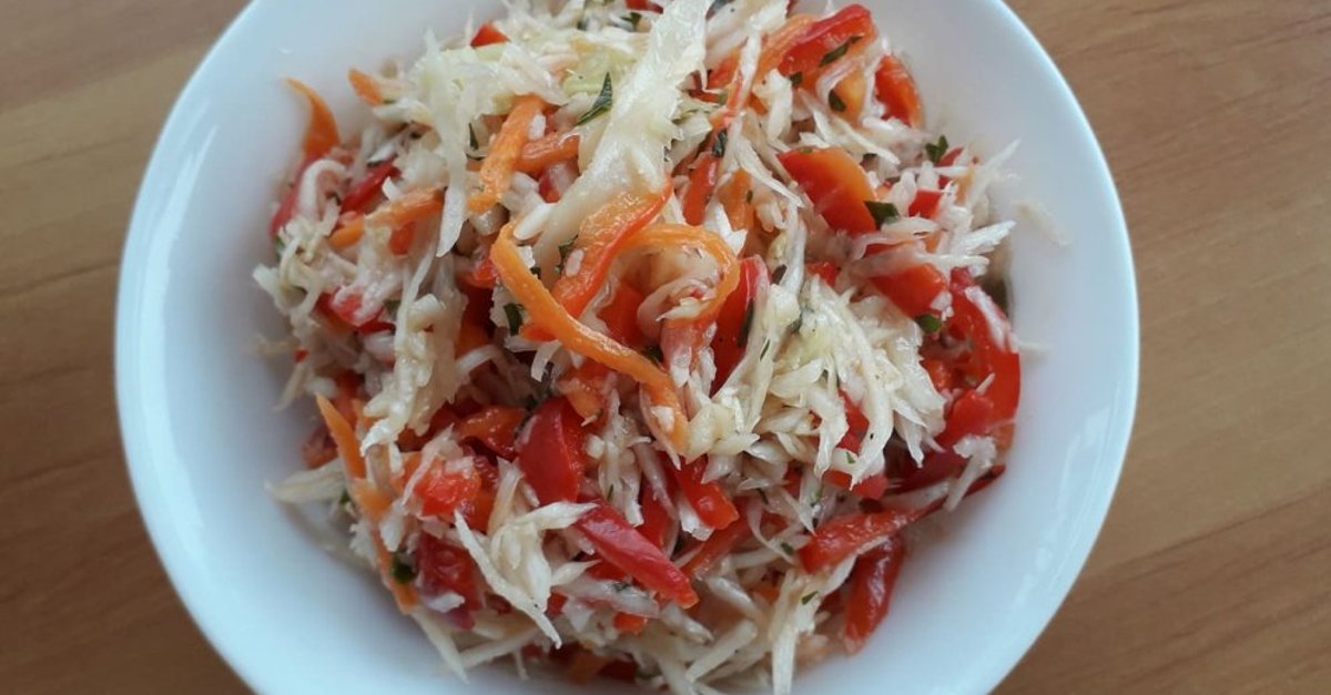 Kāpostu-burkānu un paprikas salāti maigā marinādē