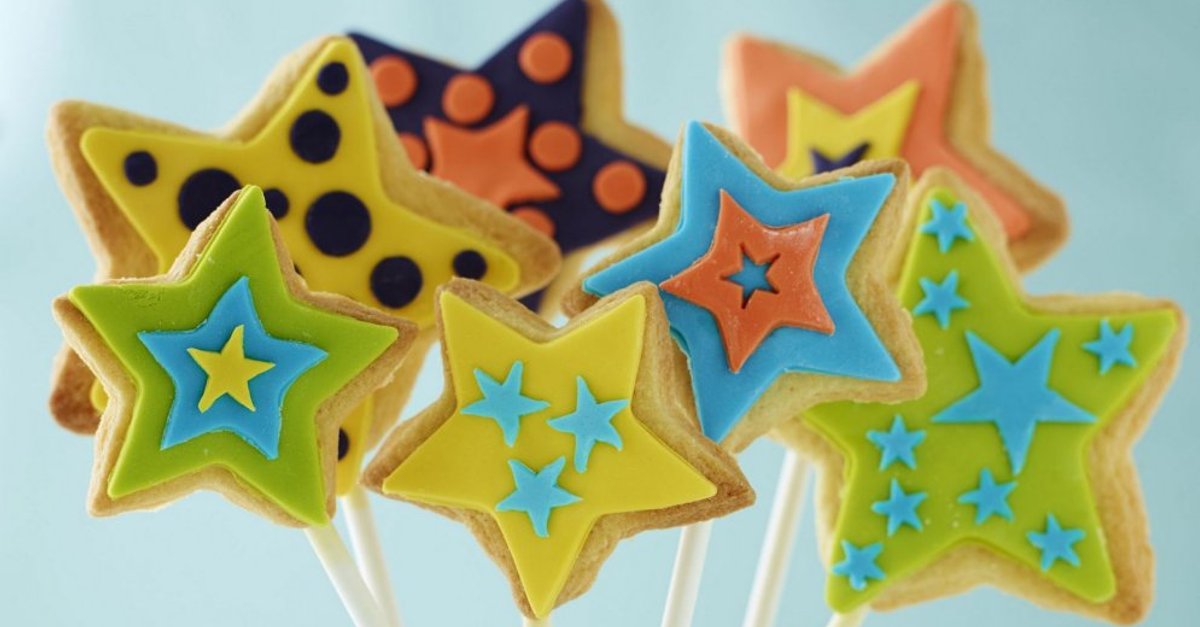 Košie smilšu mīklas zvaigžņu cepumi ar cukura glazūru