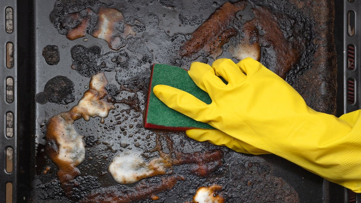 Nevari izberzt piededzinātos katlus un pannas? Kečups tiks galā pāris minūtēs