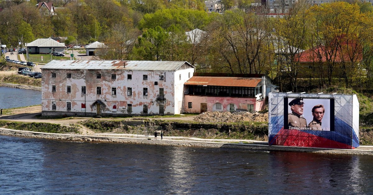 Krievija iepretim igauņu Narvai izvietojusi propagandas ekrānu, skandēs ...