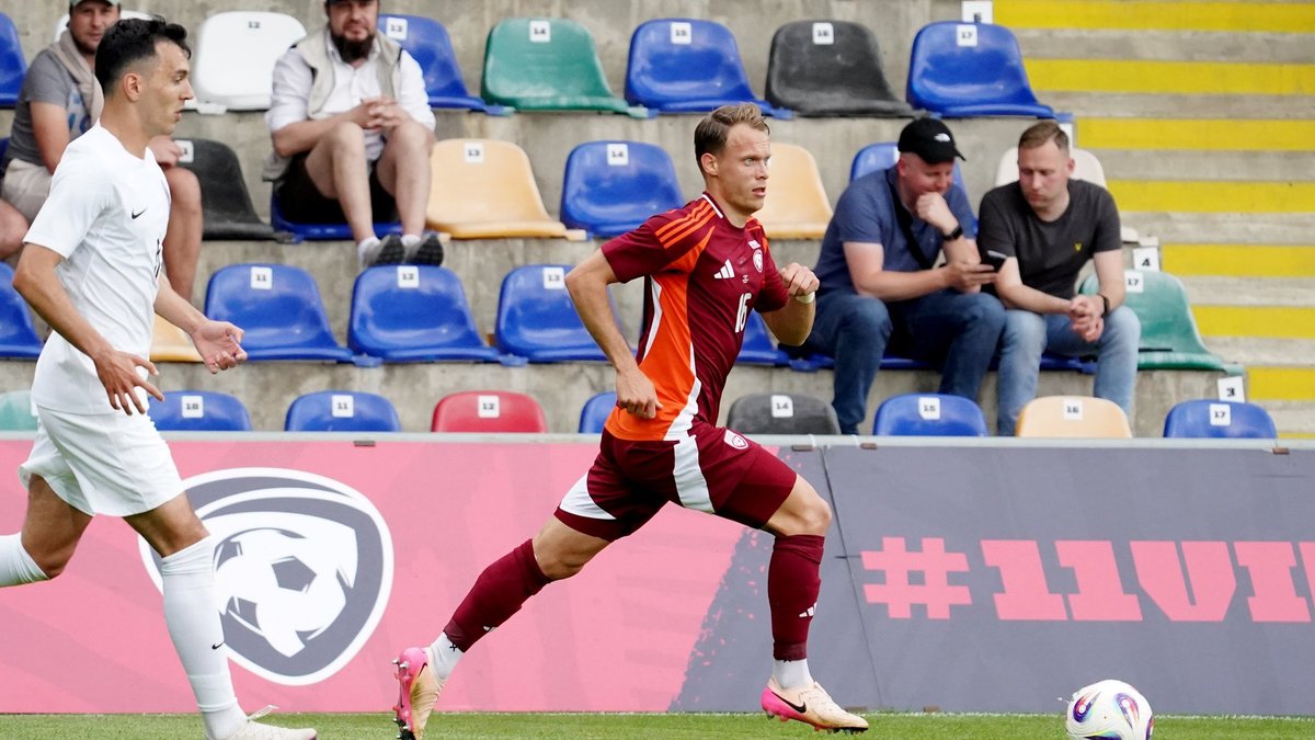 Latvijas futbolisti savā laukumā lūkos izcīnīt punktus pret favorīti ...