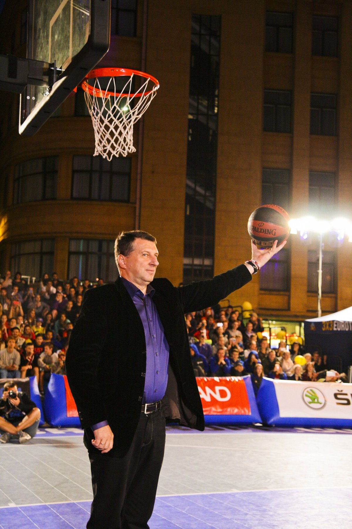 Foto: Prezidents Vējonis asistē basketbolistam 'slam dunk' izpildē