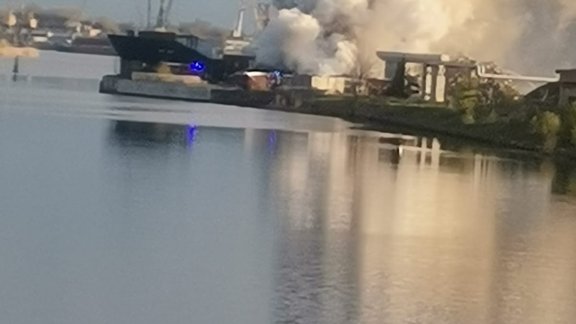 VUGD likvidē ugunsgrēku metāllūžņu novietnē Tvaika ielā