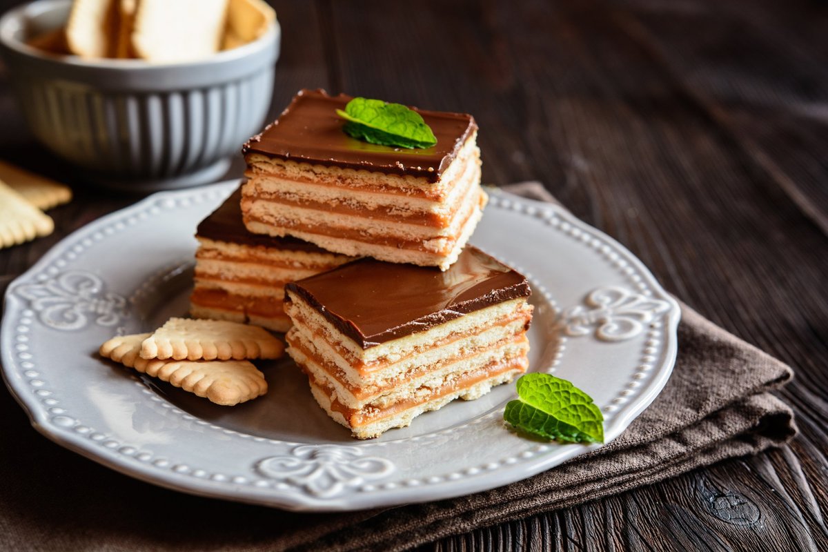 Cepumu torte ar vārītu iebiezināto pienu bez cepšanas