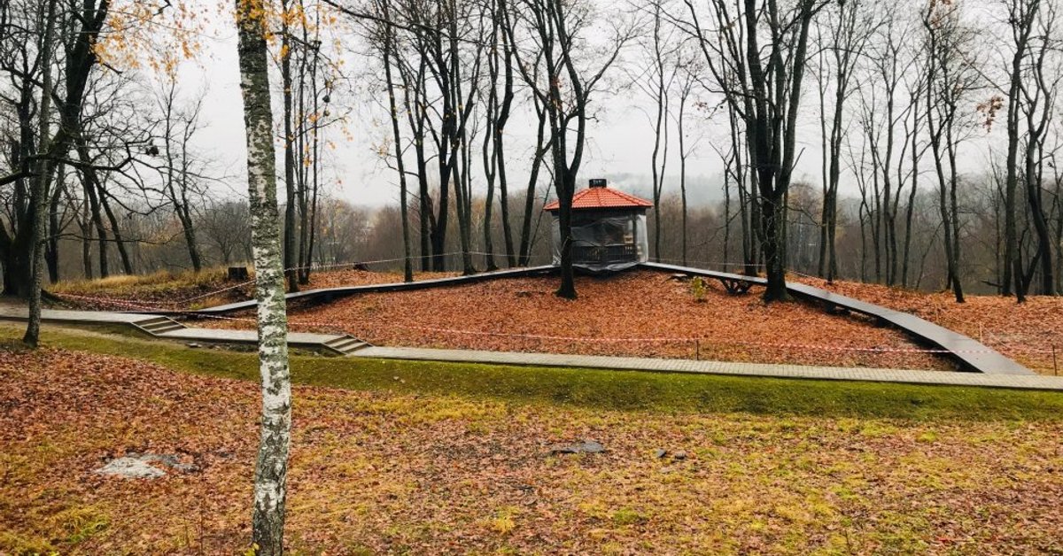 Ērgļu viduslaiku pils teritorijā izveidota lapene, no kuras raudzīties ...