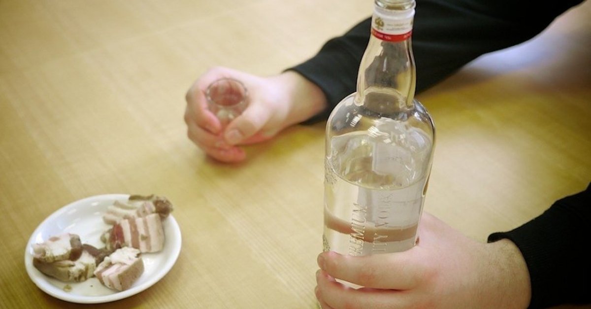 Piedzēries pusaudzis ar spoguli traumē kāju