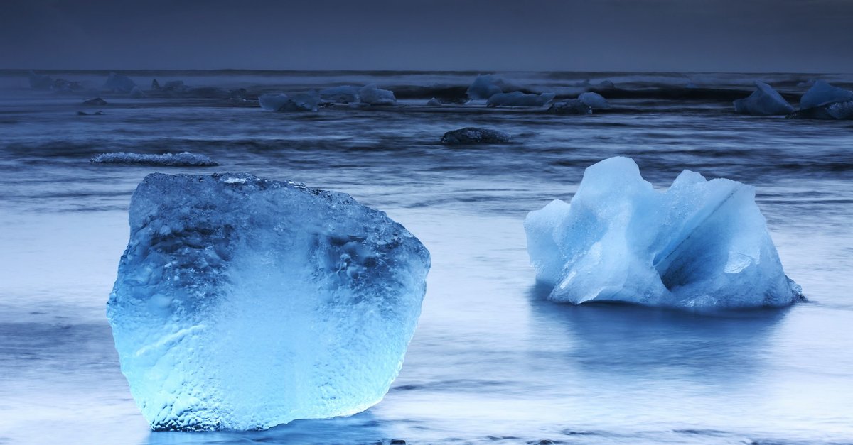 Foto: Kā izskatās krastā izskaloti aisbergi