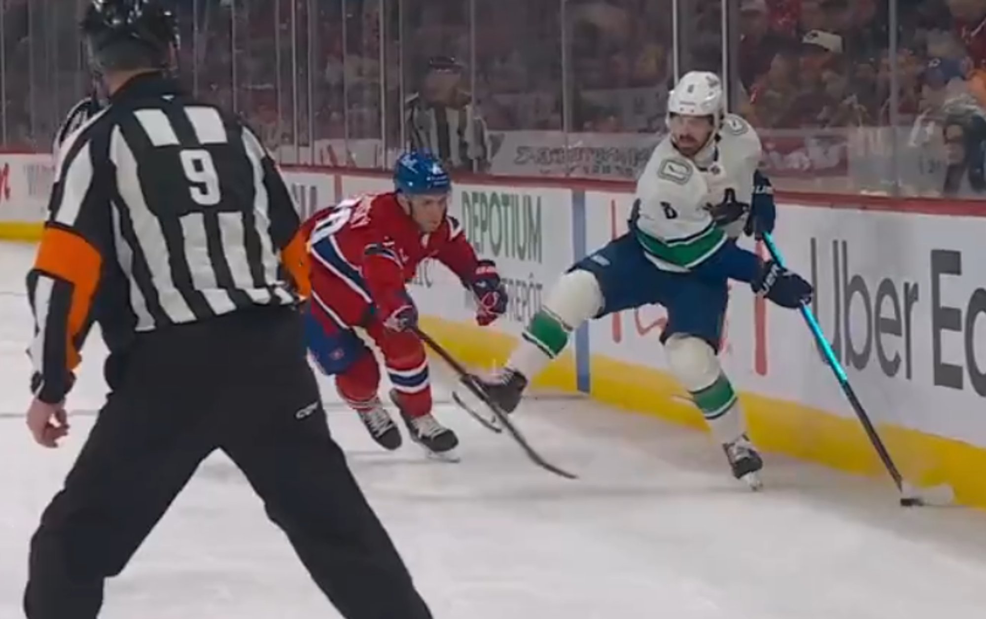 Video: Netuvojies, speršu! – Bļugera komandas biedrs efektīgi nosargā ripu