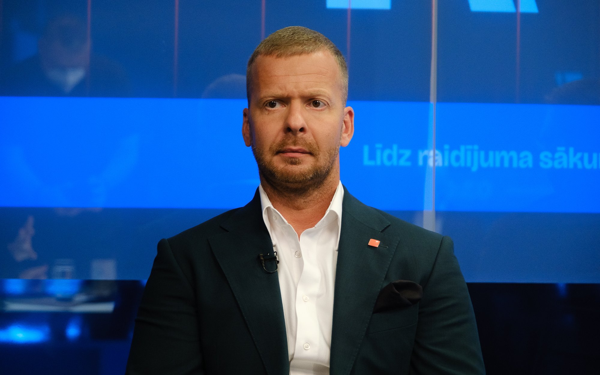 "Kad skan jebkuras valsts himna, ir jāceļas kājās" – deputāti audzina ...