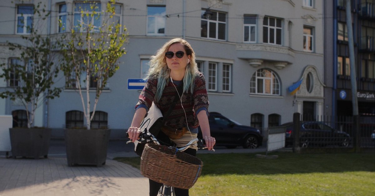 Par ko ir vērts taisīt filmu? Recenzija par Lienes Lindes 'Melno samtu'