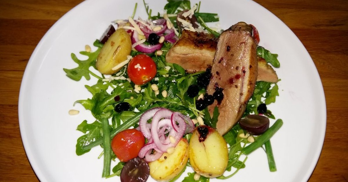 Pīles fileja ar rukolas salātiem, ciedru riekstiem un upeņu-apelsīnu mērci