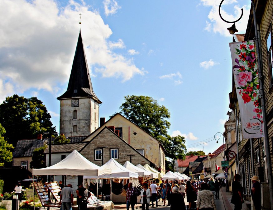 Венок из роз, праздничное шествие и салют из лепестков: В эти выходные ...