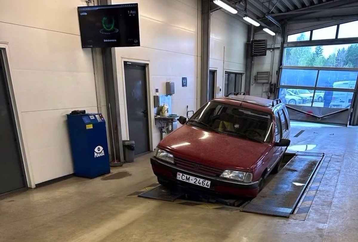 Neizietas tehniskās apskates dēļ Siguldā vīrietis sadusmojas un taranē ...