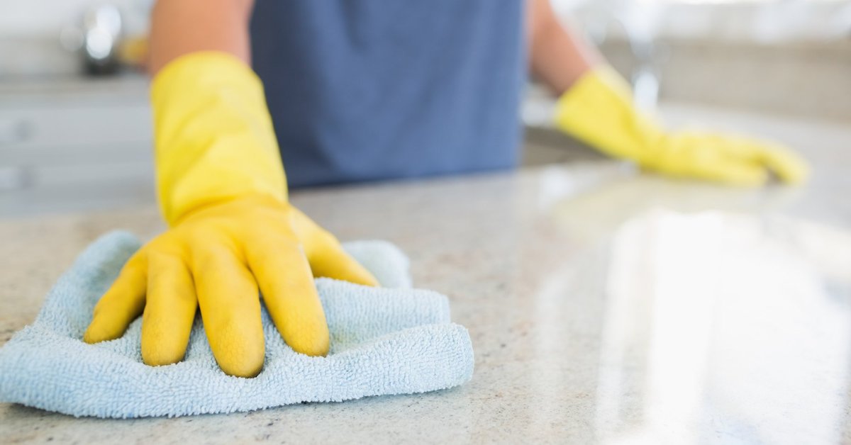 Ogu sula, putekšņi un citu vielu nevēlamie traipi mākslīgā akmens virsmai