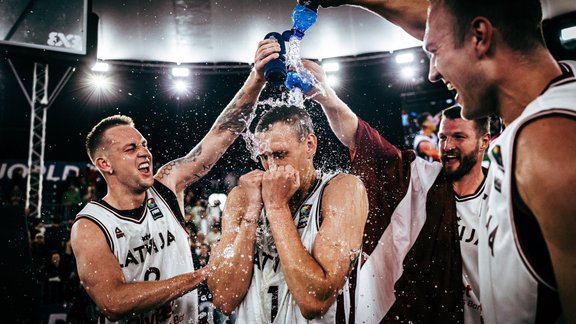 Foto: Latvijas 3x3 basketbolisti emocionālā finālā vēsturiski kļūst par ...
