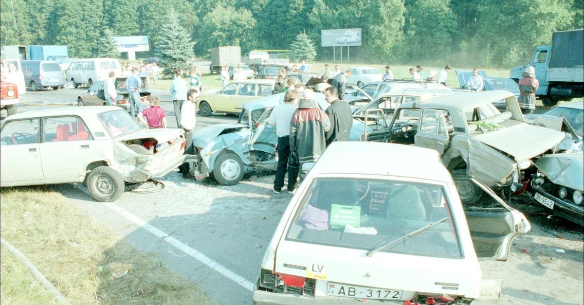 Foto: 29 automašīnu sadursme uz Jūrmalas šosejas 1996. gadā