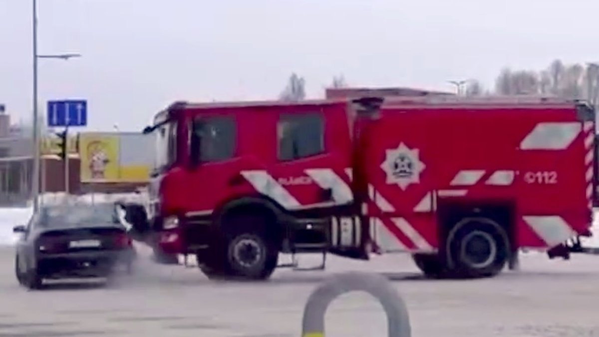 Video: Jelgavā auto ietriecas pāri krustojumam braucošā VUGD ...