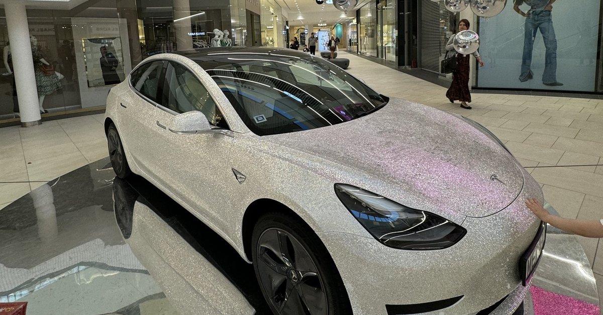 ФОТО: Не только электрическая, но и блестящая. В Spice украсили Tesla ...