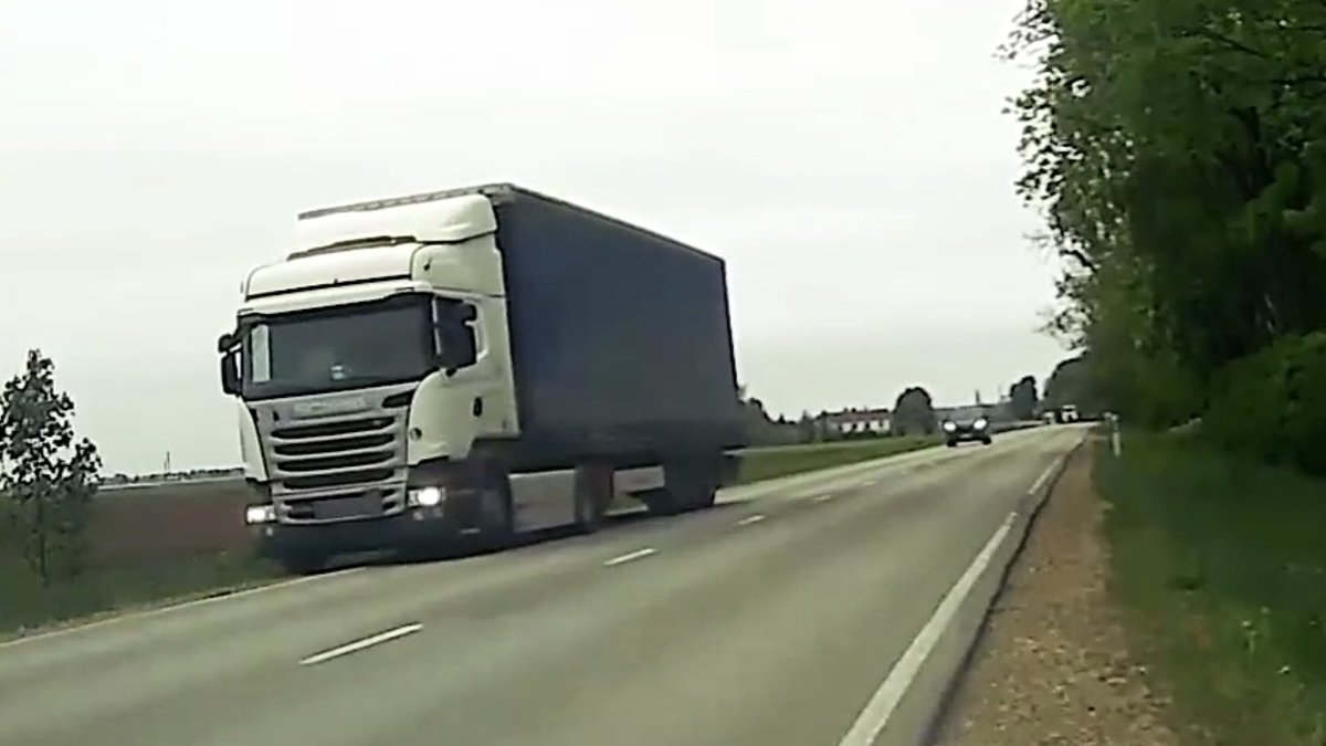Dobeles novadā kravas auto šoferis mēģina izvairīties no soda ar 50 ...