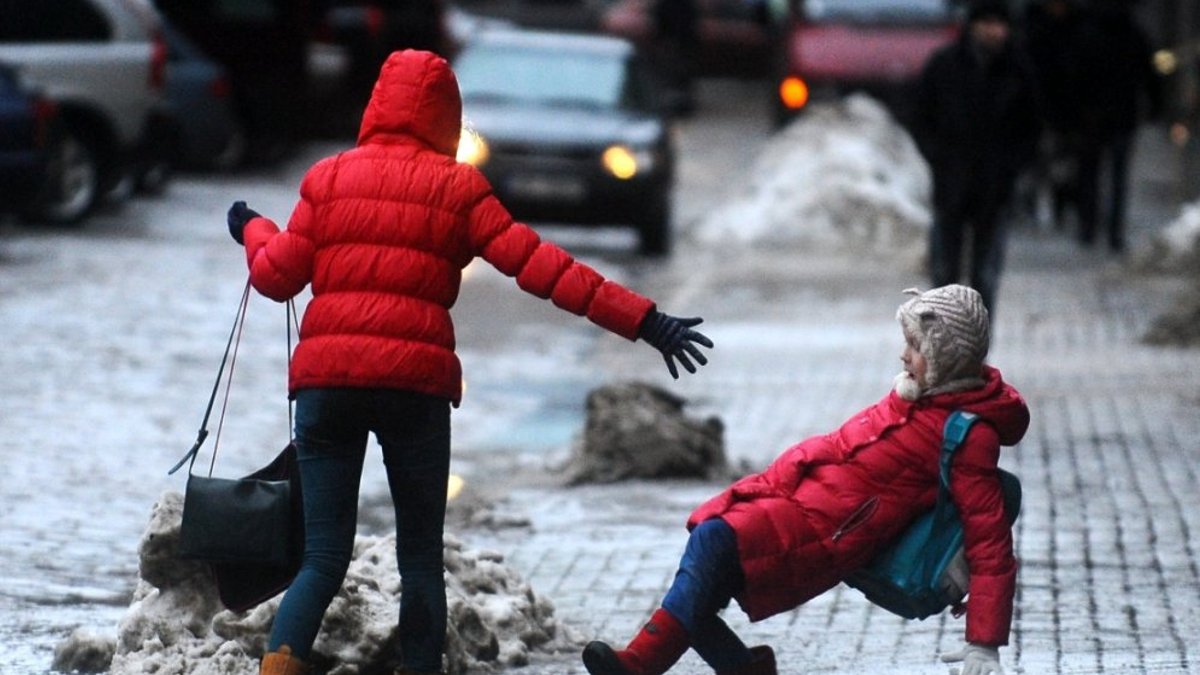 Atkala daudzviet Latvijā ļoti apgrūtina braukšanu; slidenas arī ietves
