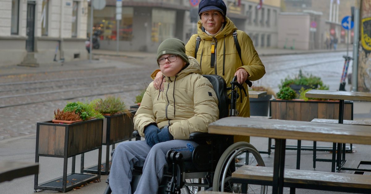 'Esmu kā simtkājis': Matīsa un viņa mammas Maijas stāsts