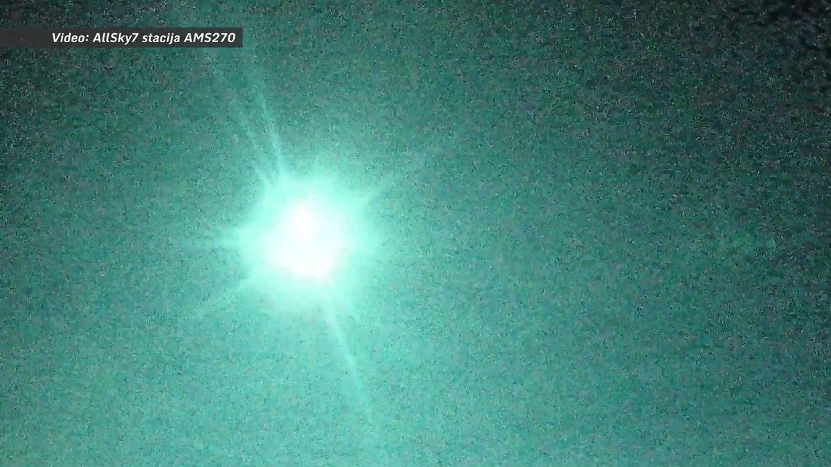 Video: Debesis virs Latvijas izgaismo spožs meteors