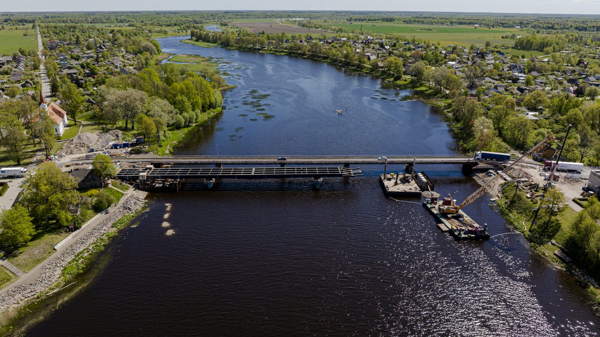 Foto: Salacgrīvā nojaukts vecais tilts un izbūvēti visi jaunā tilta balsti