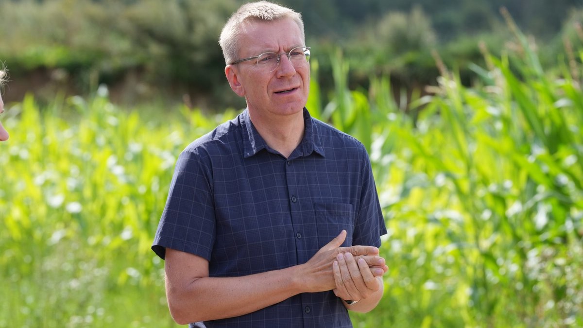 Foto: Rinkēvičs apmeklē lietavu skartās lauku saimniecības