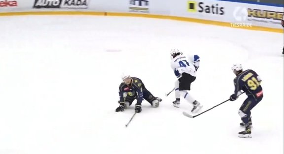 Video: Vien 17 gadus vecs hokejists gūst supervārtus Latvijas čempionātā Video: Vien 17 gadus vecs hokejists gūst supervārtus Latvijas čempionātā
