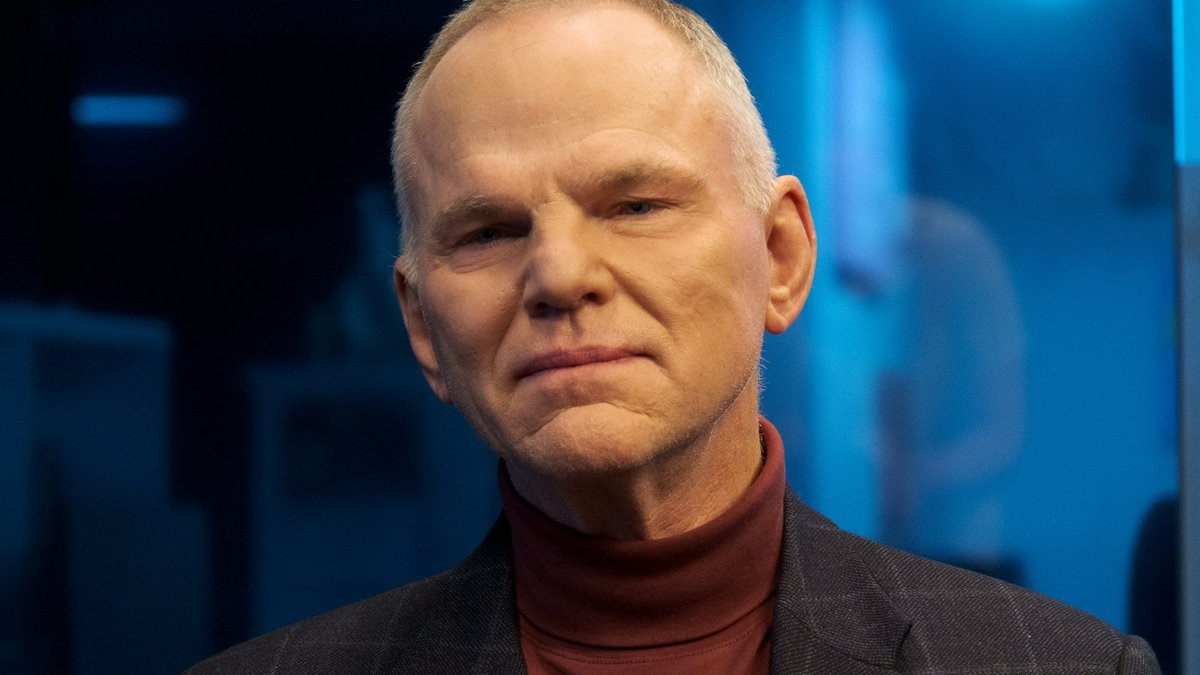 Земеcсарг Улманис: cидеть на диване и есть красно-белый торт — это не патриотизм!