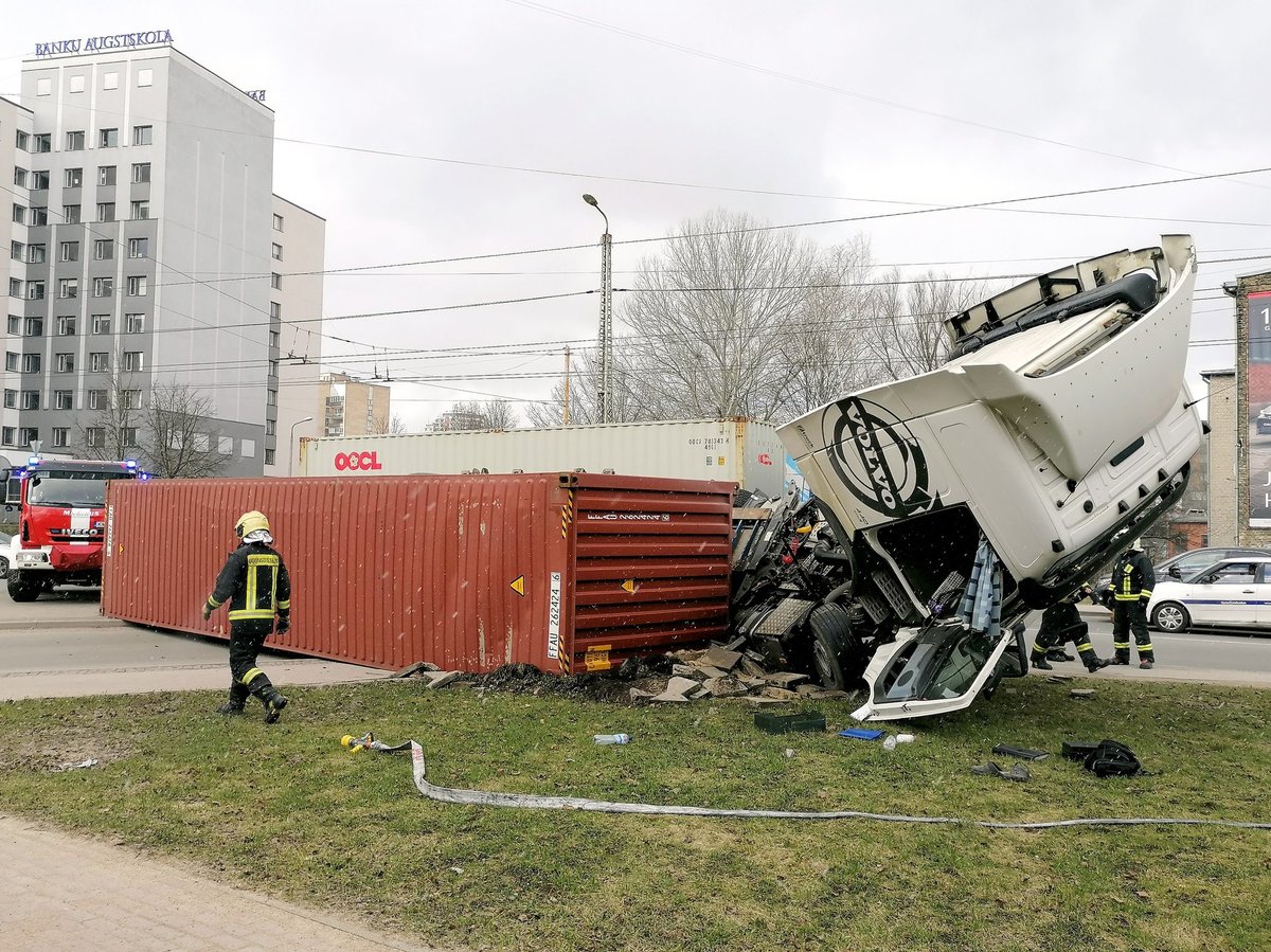 Foto: Skanstes ielā apgāzies kravas auto ar konteineru
