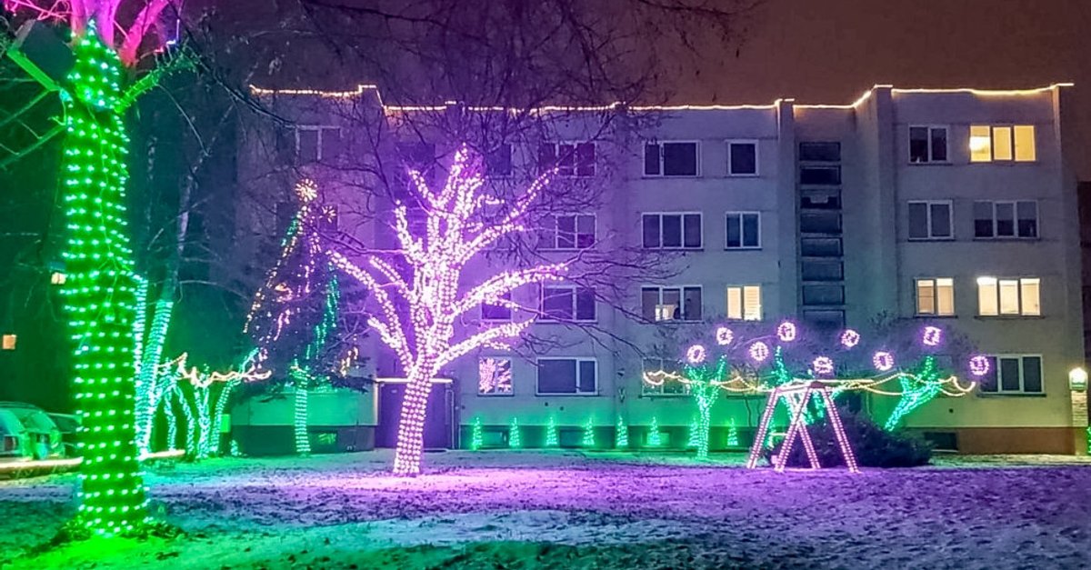 Foto un video: Lietuvā pusaudzis daudzstāvu mājas pagalmā izveido košu ...