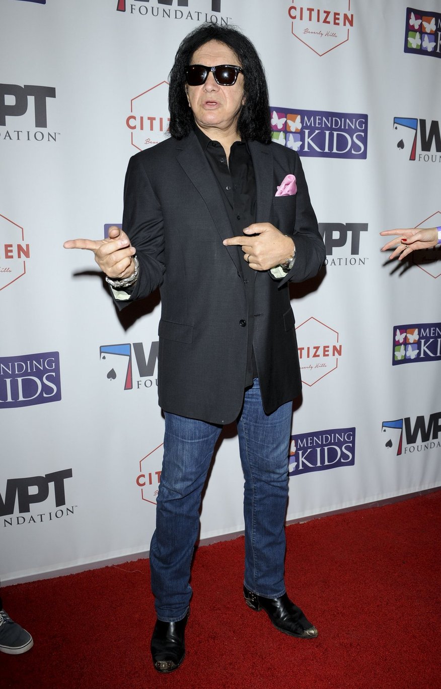 Rokmūzikas leģenda Džīns Simonss no "Kiss" cietis autoavārijā un ...