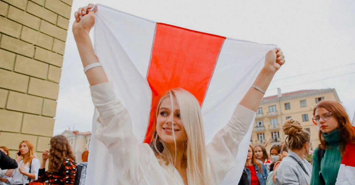 Balts–sarkans–balts: kā radies Baltkrievijas protestos plīvojošais karogs