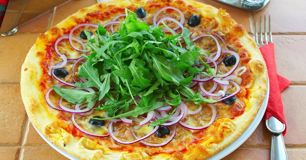 Pica ar bumbieriem, valriekstiem un rukolu