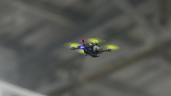 Nelikumīgi lidināja dronu pie Rīgas pils – Militārā policija pieķer ...