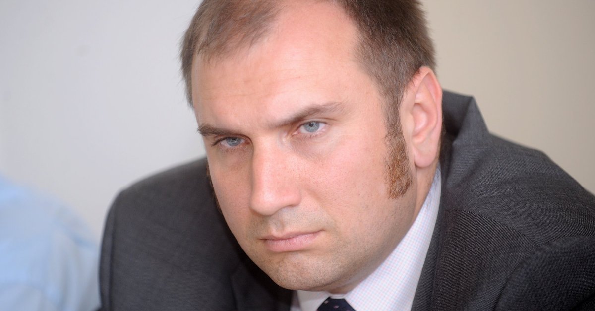 12 amati, 10 000 eiro skaidrā naudā, klasiski spēkrati – Madars ...