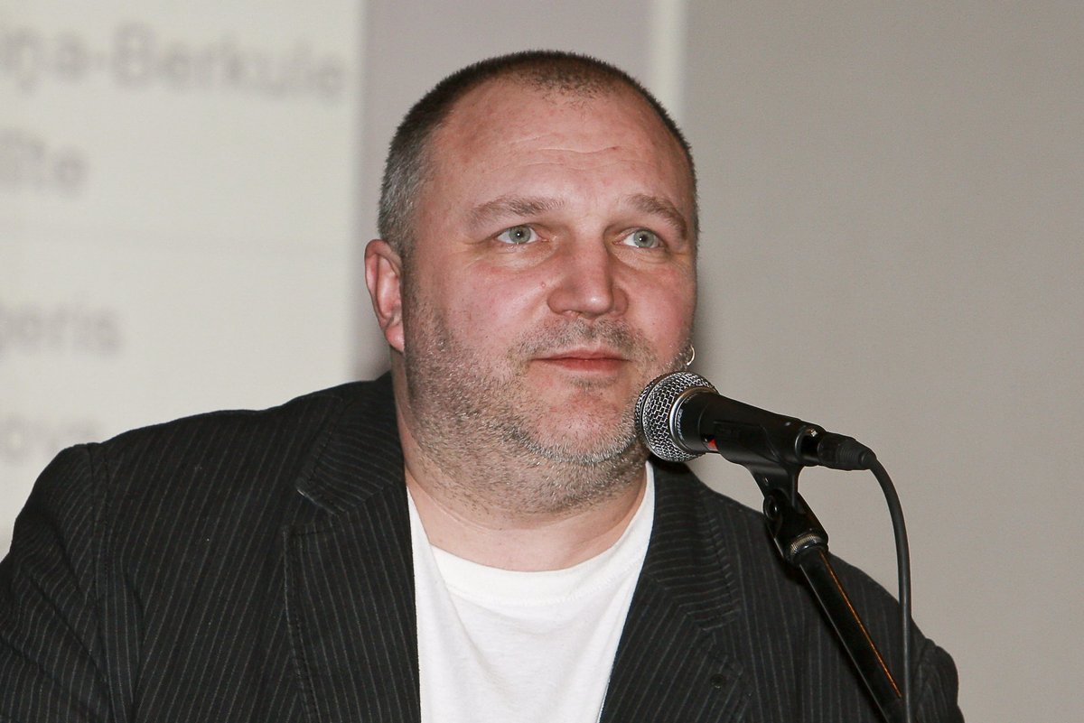 KNAB ieradies arī bijušais 'Suņu būdas' producents Kaspars Upaciers