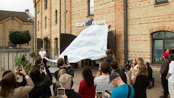 Foto: Ar krāšņu ballīti atklāj "Startup House Riga" otro ēku Spīķeros
