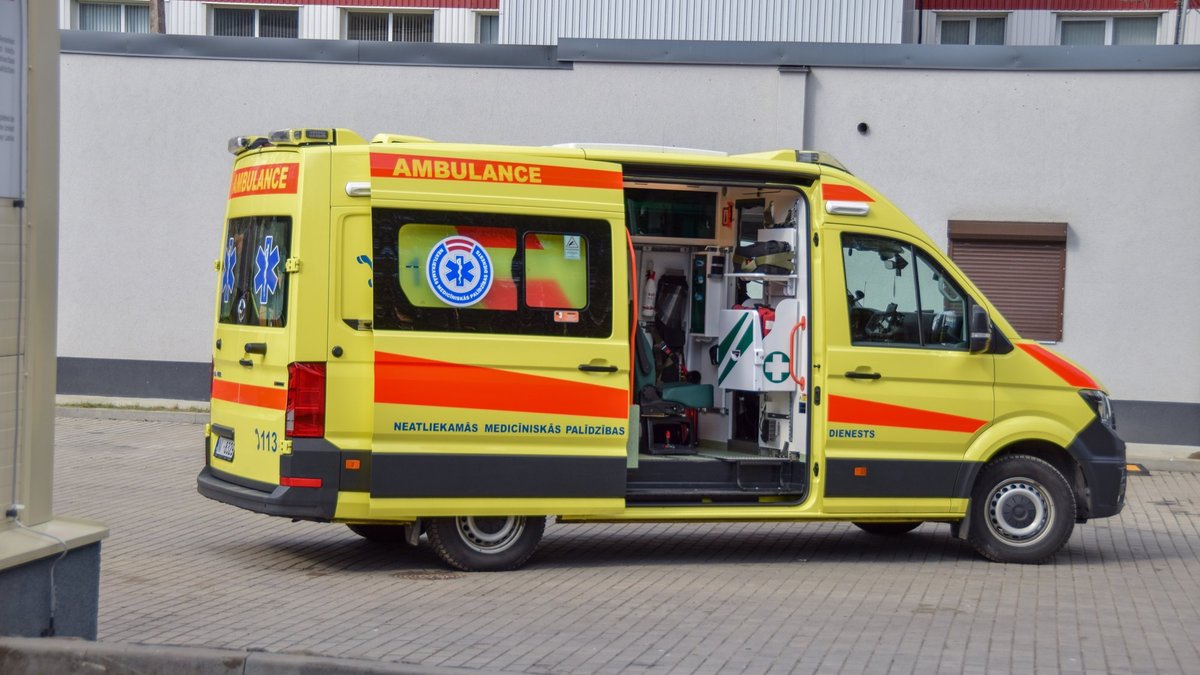 Avārijā Sakas pagastā iekļuvis NMPD auto; divi cietušie