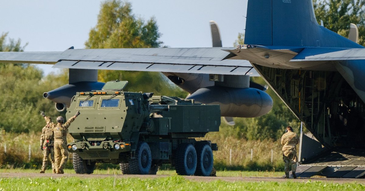 Foto: Spilves lidlaukā ierodas raķešu artilērijas sistēma HIMARS