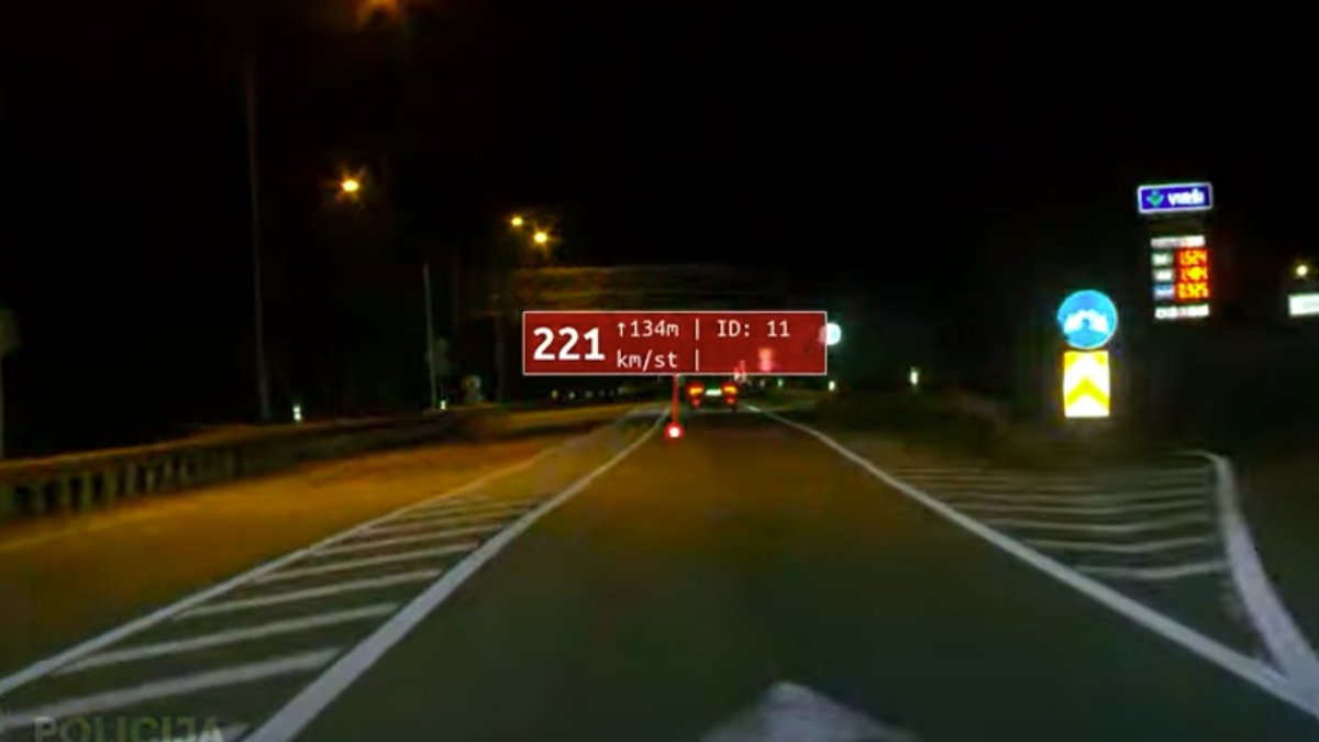 Video: Pusaudzis aizņemas vecāku auto un bēg no policijas ar 235 km/h