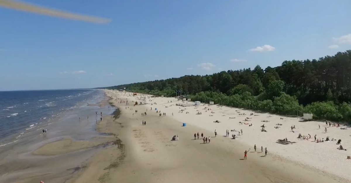 Video: Meitenes peldkostīmos, veldze jūrā un vasarīgā Jūrmala no putna ...