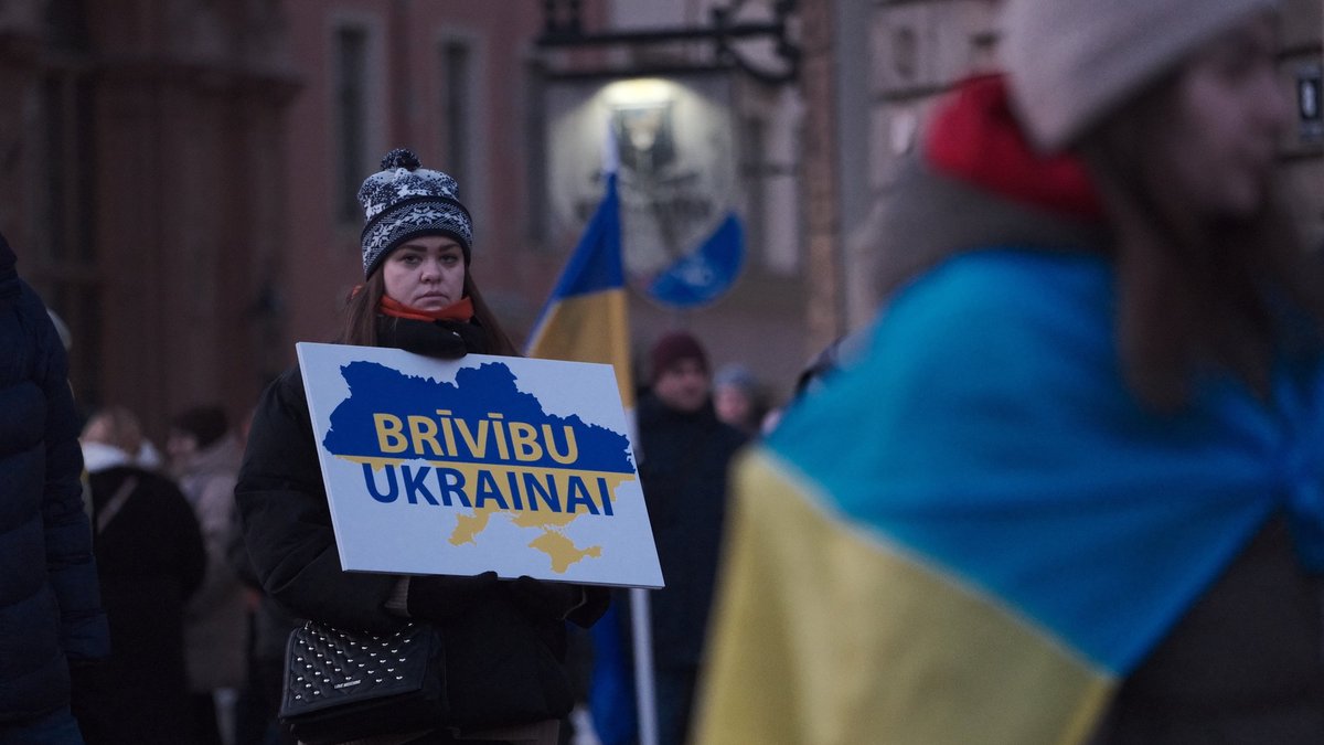 ФОТО. "Путь света для Украины": в Риге несколько сотен человек шествием ...