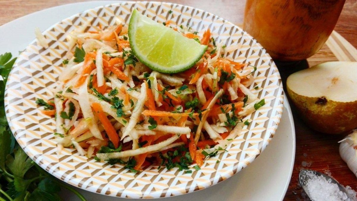 Sulīgie seleriju–bumbieru salāti ar eļļas–laima mērci