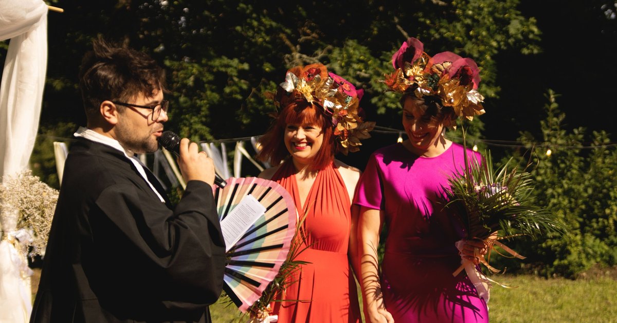 Foto: Padures muižas dārzā kāzas nosvinējušas Linda Curika un Marta Herca