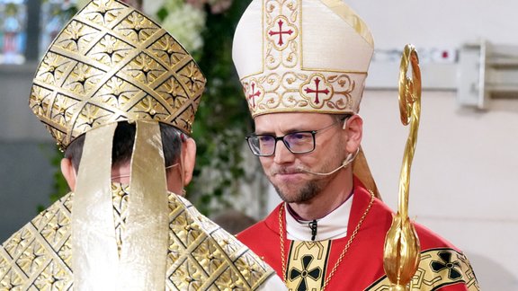 Foto: LELB jaunais arhibīskaps Rinalds Grants stājas amatā