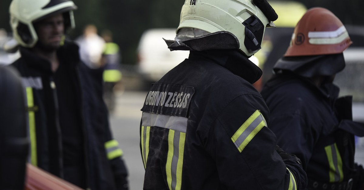 Degot mājai Cēsu novadā, naktī uz otrdienu bojā gājis cilvēks