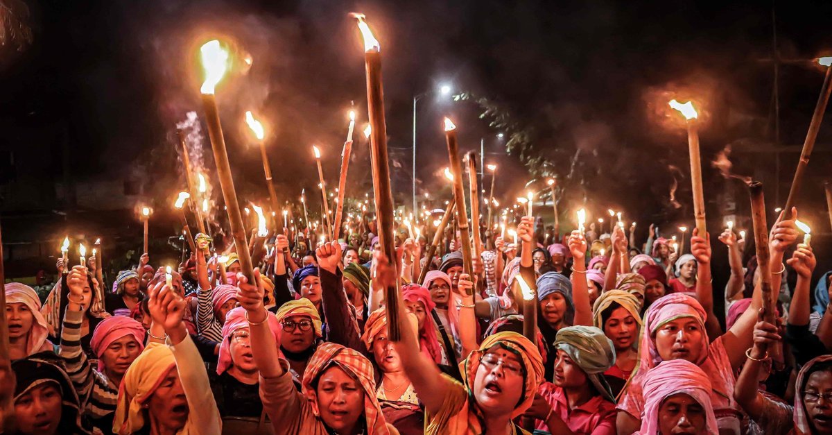 Indijā sašutumu izraisījis video, kurā vīriešu pūlis pa ielām velk ...