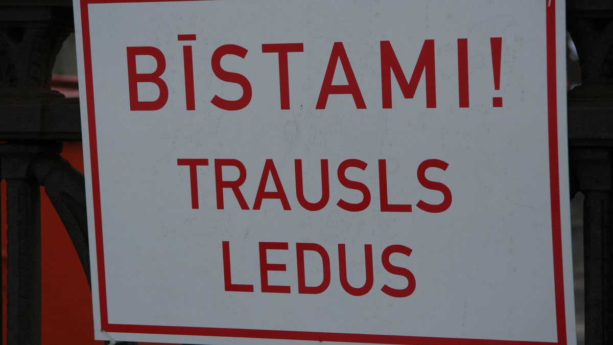 Rīgā uz Daugavas ledus uzkāpuši divi bērni; VUGD nogādā krastā